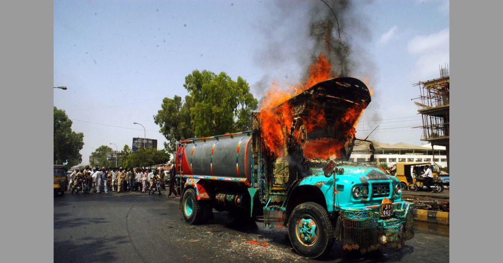 Fatal Accident on Shaheed-e-Millat Road, Karachi Today Claims 2 Lives